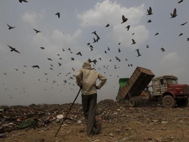 Stagnant work at the Ghazipur Landfill site | Hindustan Times