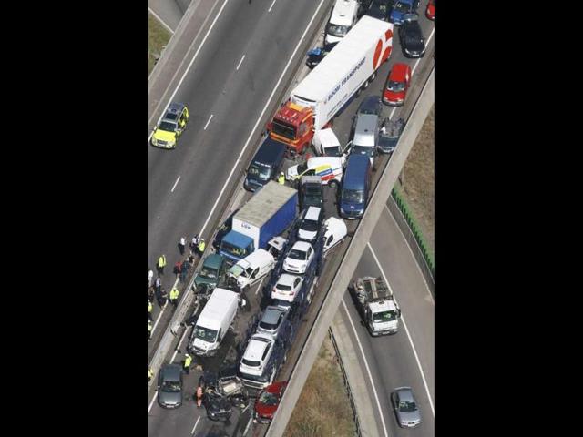 Britain's 100 vehicles crash | Hindustan Times