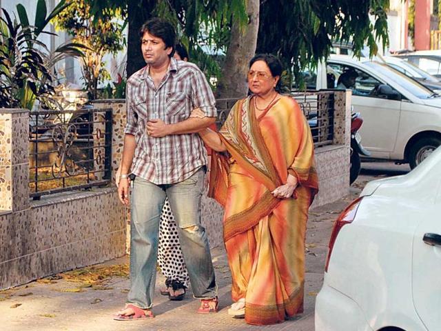 Family, friends bid farewell to Nanda | Hindustan Times