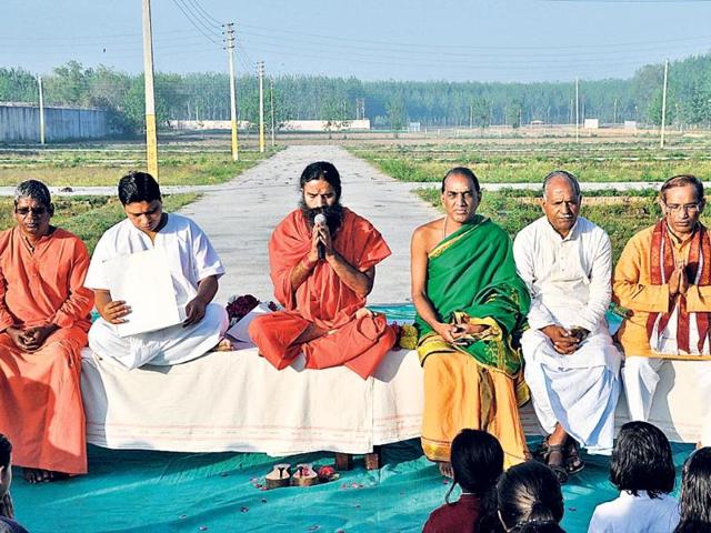 Ramdev chants NaMo, calls Kejriwal a Congress puppet | Hindustan Times