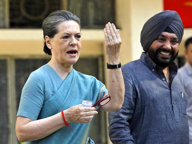 Narendra Modi comes under 3-pronged attack from Gandhis | Latest News India