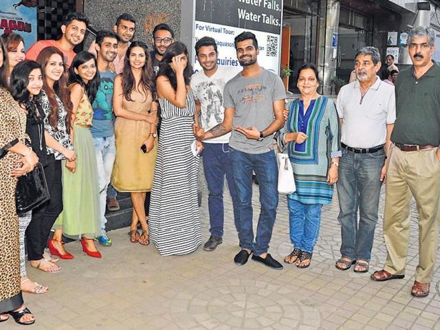 Esha Gupta has a housefull! | Hindustan Times