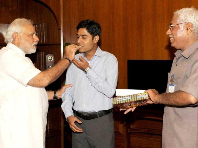 Sweet taste of success: Modi meets 'daftari', son over UPSC exam ...