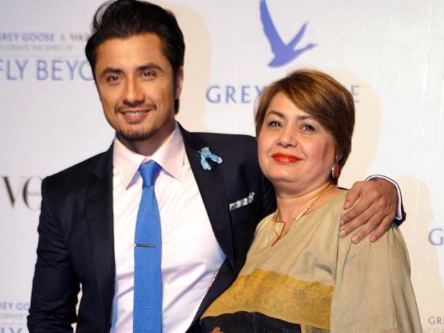 Farhan, Hrithik glam up awards event | Hindustan Times