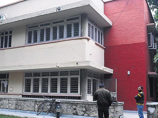 A house for Mr Kejriwal: Delhi CM wants 3-4 BHK residence with a lawn ...