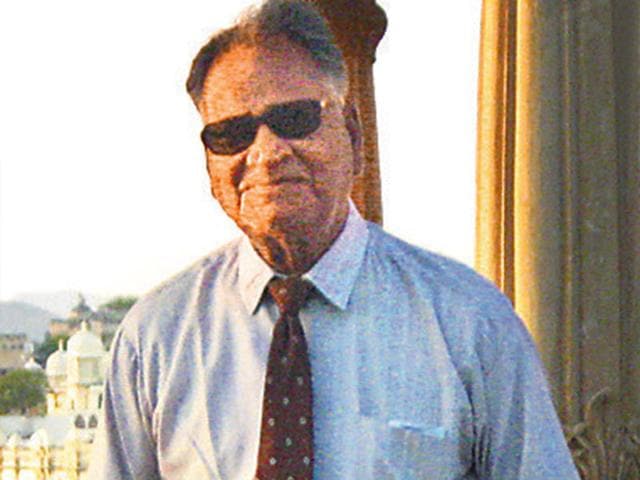 Doughty 80-yr-old battles to get Delhi cleaned every night | Latest ...