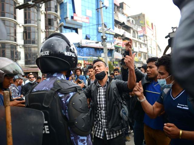 Nepal quake survivors battle riot police as supplies run thin | World News