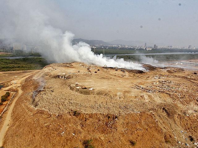 Within 2 months, another major fire at Mulund dumping ground | Mumbai news