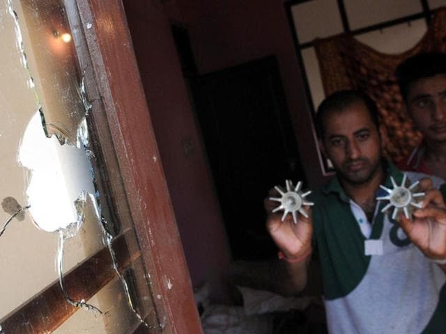 Heavy mortar shelling on Indo-Pak border | Hindustan Times