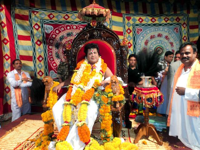 'Godman' Sarathi Baba's empire may crash over some pictures | Latest ...
