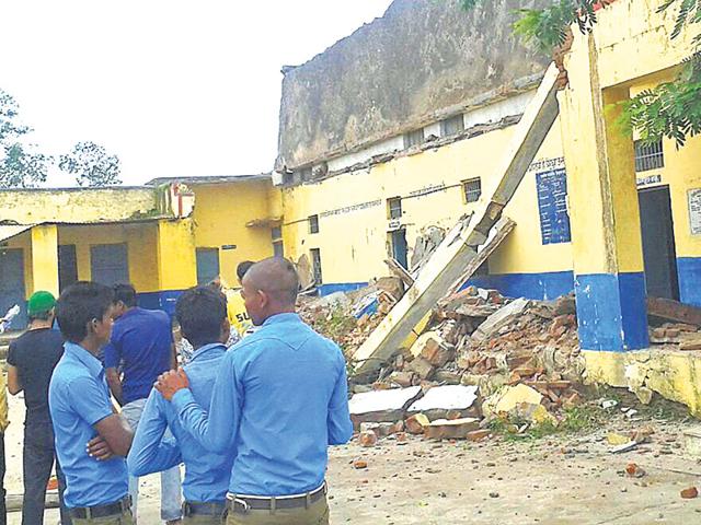 Five kids hurt as school building collapses | Hindustan Times