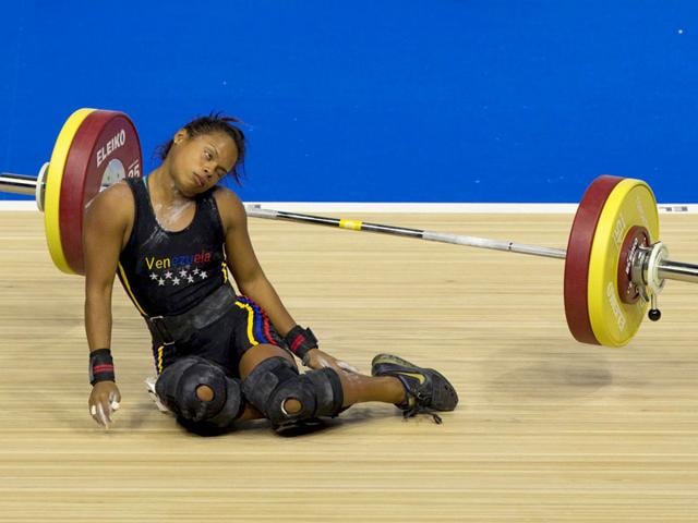 Woman weightlifter faints during lift, comes back to win silver ...