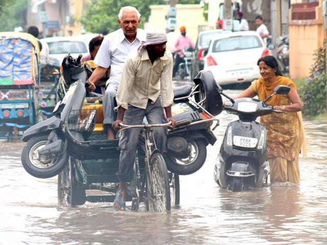 Rain bring both joy and mayhem to the region | Hindustan Times