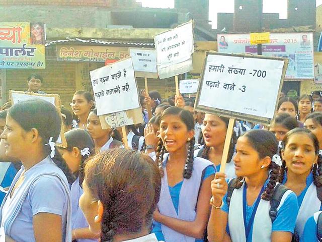 Girl students protest in Rajsamand, highlight poor education scenario ...