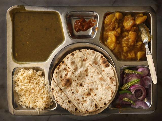 Sikh service provides free meals to thousands in New Delhi | Hindustan ...