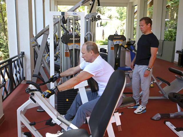 Putin pumps iron to show Russians his healthy side | World News