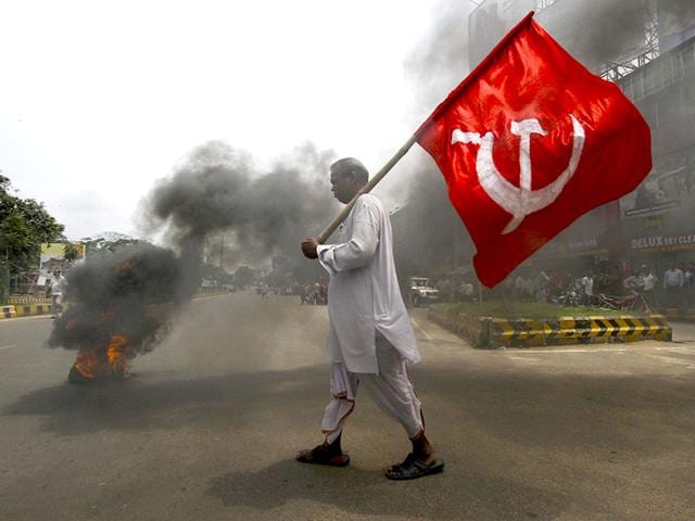 Trade unions' strike: Deserted roads, parked buses, red flags and ...