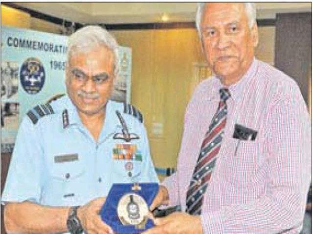 Flt Lt Cooke dedicates Indo-Pak war'sVir Chakra to his squadron ...