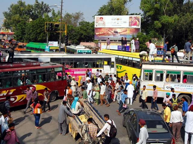 Alleging police misbehaviour, bus drivers block main road in Bathinda ...