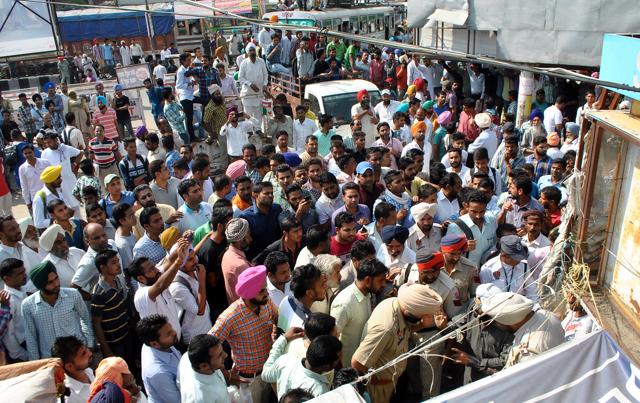 Alleging police misbehaviour, bus drivers block main road in Bathinda ...