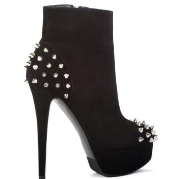 Give life to any dull outfit with these accessories | Fashion Trends