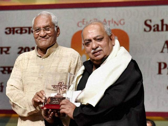 Urdu poet Munnawar Rana returns Sahitya Award on live TV | Latest News ...