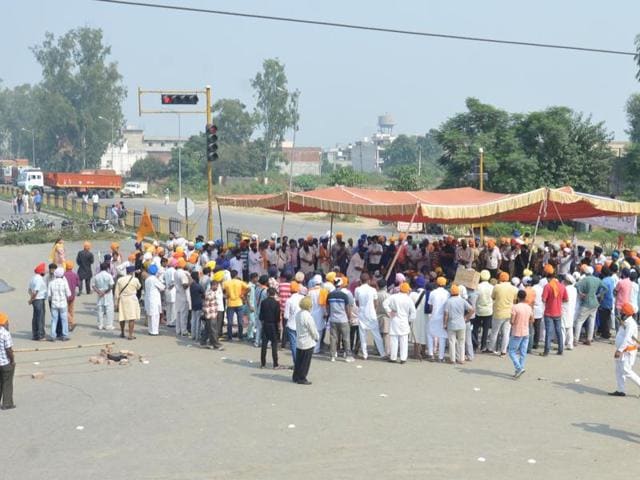 Protesters refuse to relent, block major road links across Punjab ...