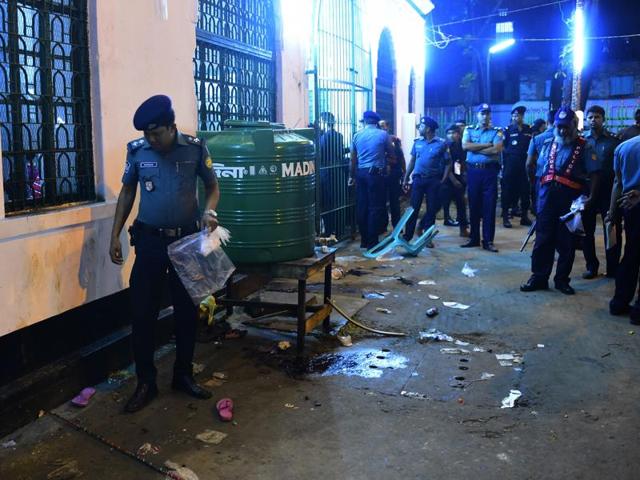 Bangladesh: 1 killed, 80 injured in rare bomb attack on Shias | World News