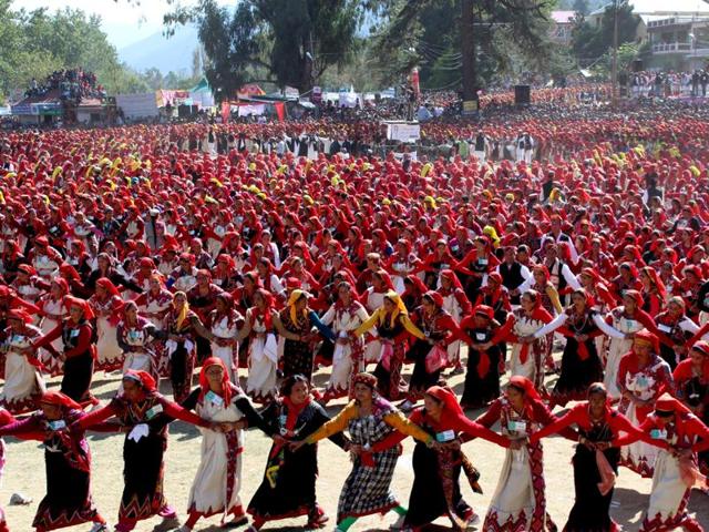 ‘Kullvi nati’ by 11,000 artistes regale audience in Kullu | Hindustan Times