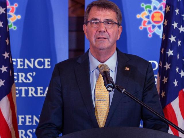 Despite tensions, Ashton Carter visits US ship in South China Sea ...