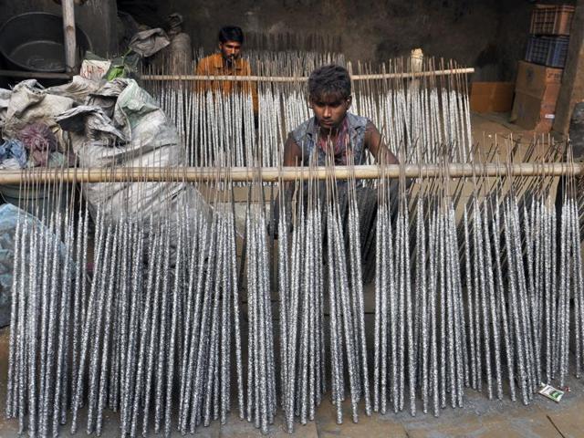 Playing with fire, making Diwali crackers | Hindustan Times