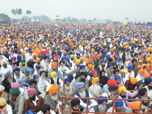 Unfazed by rain, police barricades, 1-lakh strong crowd descends ...