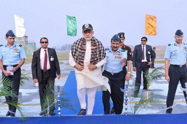 In pics: Modi makes surprise visit, spends Diwali with soldiers ...