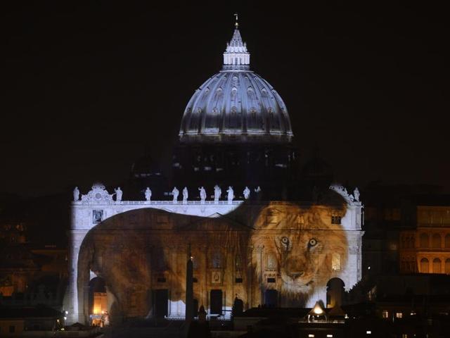 Vatican illuminated in solidarity with Paris climate summit | Hindustan ...