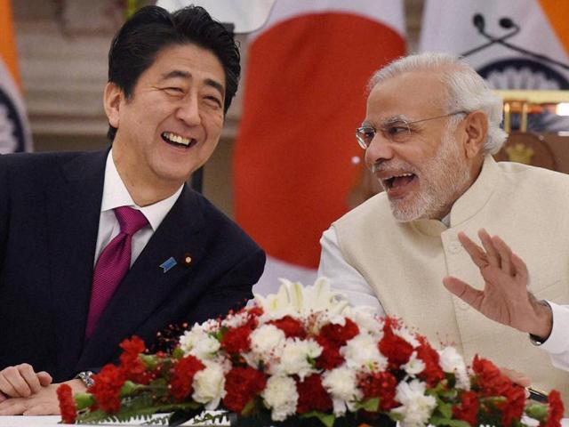 Abe meets Modi: Japan shows business, India shows culture | Hindustan Times