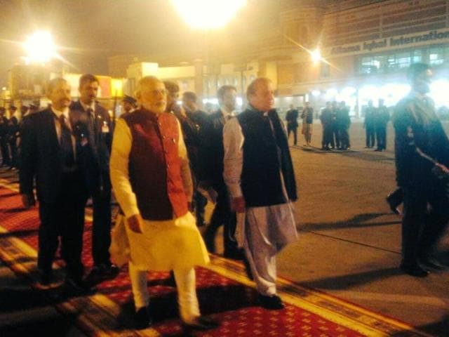 Birthday diplomacy: Modi meets Sharif in Lahore | Hindustan Times