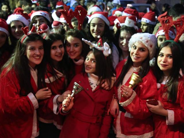 World soaks in merry colours of Xmas as Santa comes calling | Hindustan ...