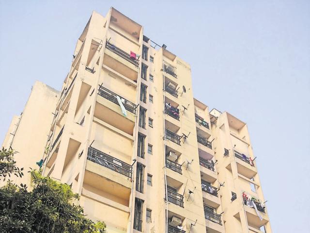 Four Vaishali residents stuck in building lift for 20 minutes ...