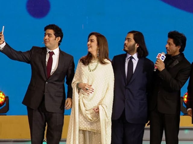A selfie for Mr Ambani: Shah Rukh Khan at Jio launch | Hindustan Times