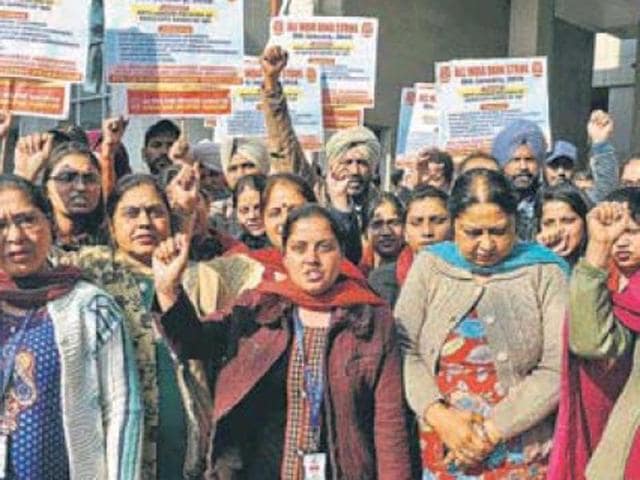 Bank staff protests against settlement violation | Hindustan Times