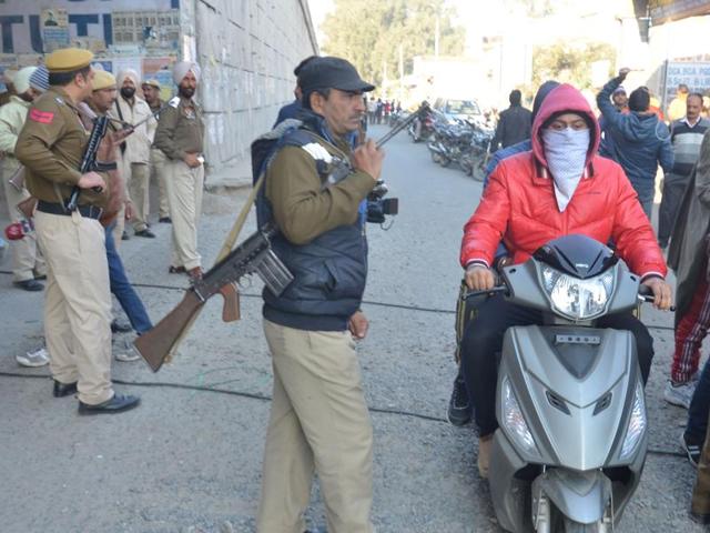 Terror strikes Pathankot: 5 militants, 3 securitymen killed | Hindustan ...