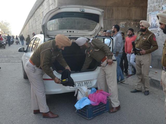 Terror strikes Pathankot: 5 militants, 3 securitymen killed | Hindustan ...