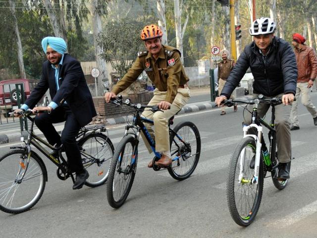 Babus pedal to work, judges carpool for a pollution-free Patiala ...