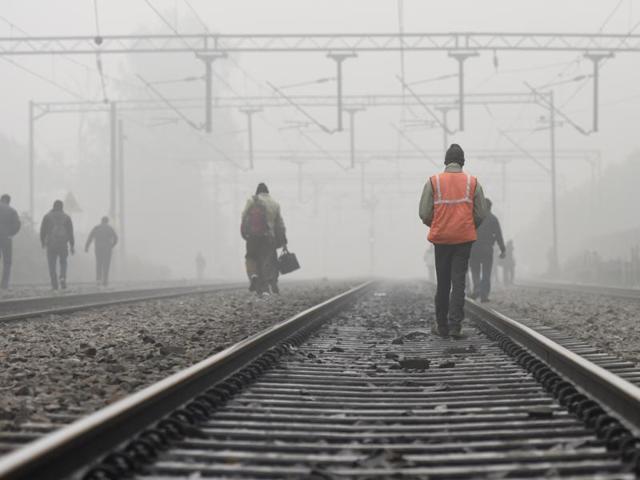 Dense fog envelops Delhi; flights, trains delayed | Hindustan Times Dense fog envelops Delhi; flights, trains delayed | Hindustan Times