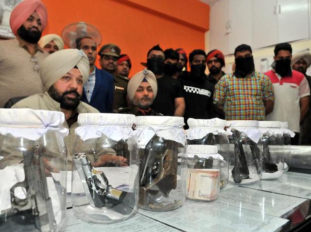 Seven gangsters arrested, 10 illegal arms and 62 live cartridges seized ...