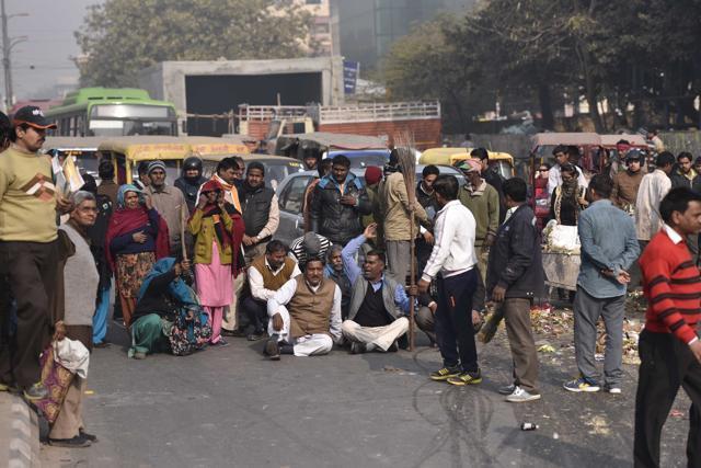 Delhi headed for nightmare as municipal workers deliver trash threat ...