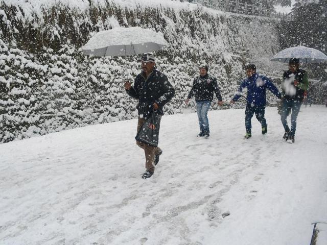 In pics: Shimla receives first heavy snowfall of the season | Hindustan ...