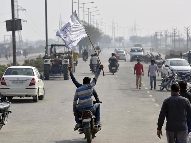 Jat quota violence rages on, spills into Delhi and UP | Hindustan Times