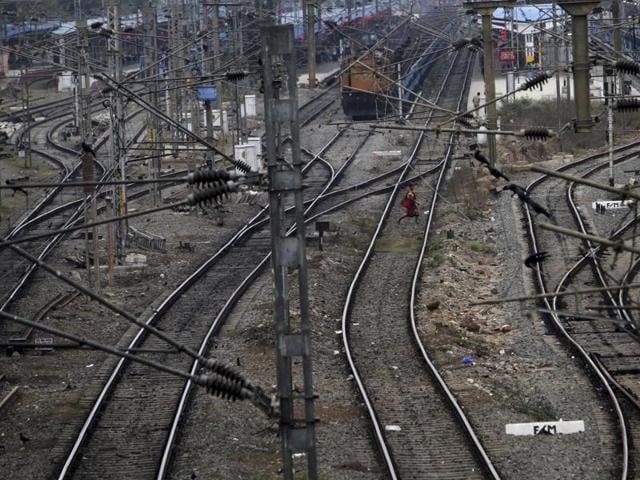 Indian Railway to lay 7 km tracks per day in 2016-17 | Latest News India