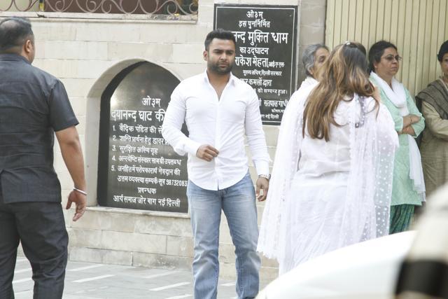 Shah Rukh Khan attends father-in-law’s funeral in Delhi | Bollywood